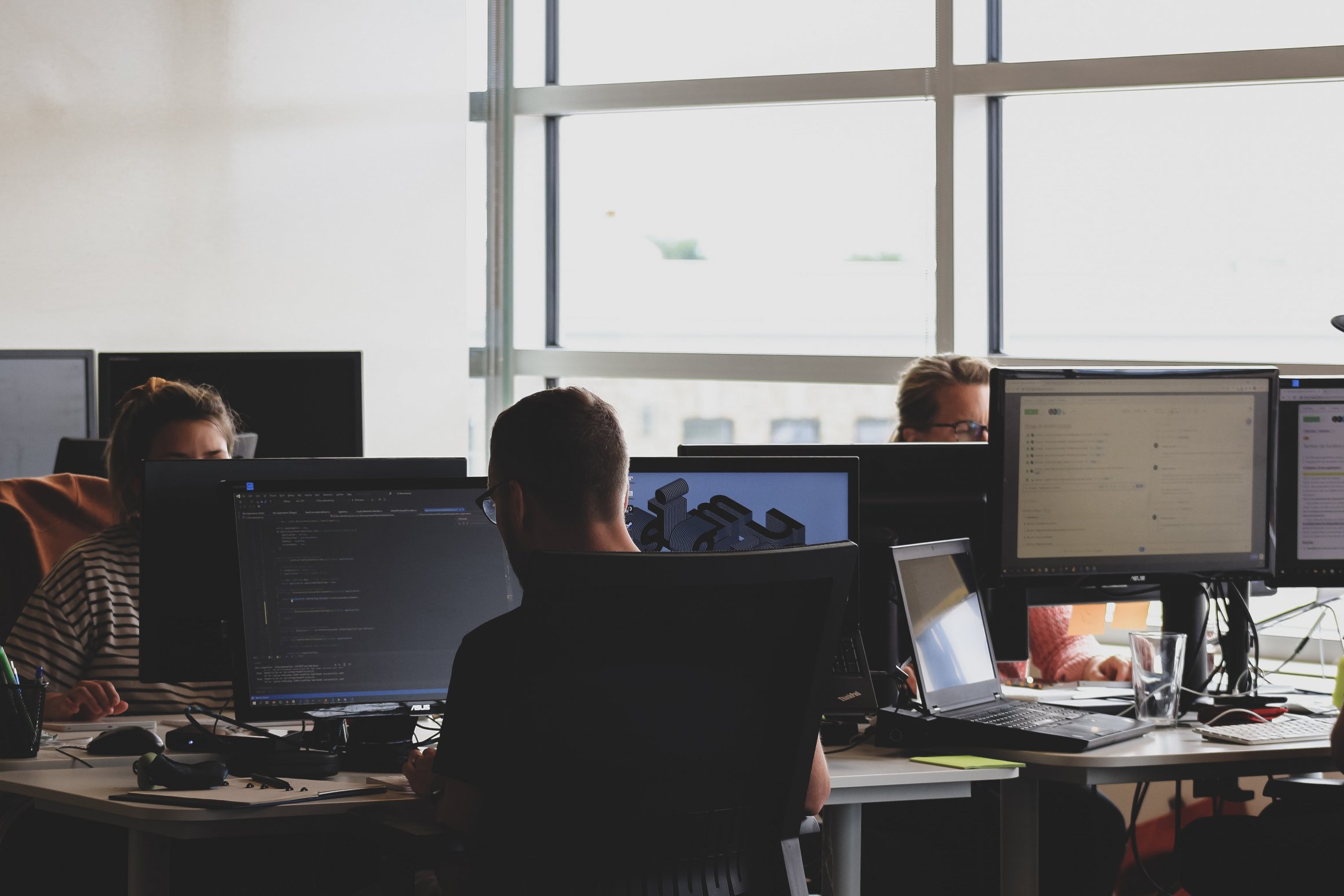 Apa itu Programmer? Jenis, Tugas & Skill yang Dibutuhkan