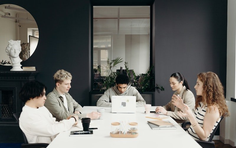 Apa itu Manajemen Proyek? Tujuan, Contoh & Tahapannya