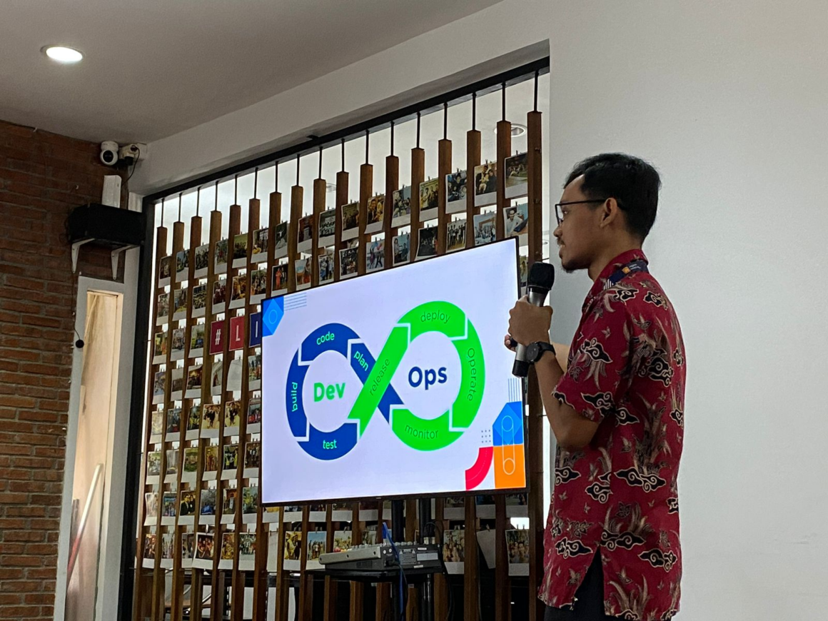 Jagoan Hosting terima Visit Factory dari SMK Telkom